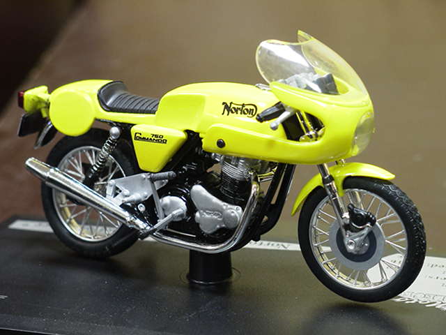 Norton Commando production racer 1:18
