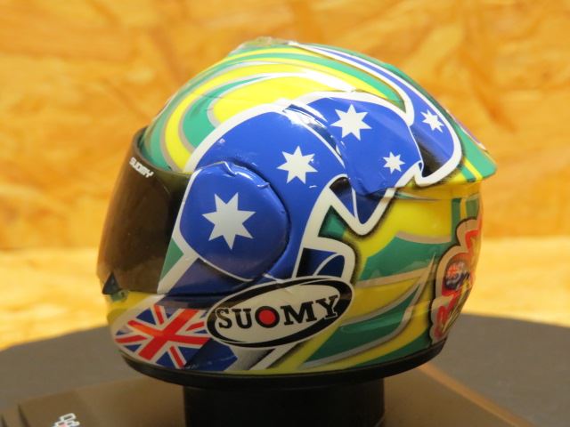 Troy Bayliss Suomy helm 2005 1:5