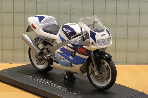 Suzuki GSX-R750 1:18