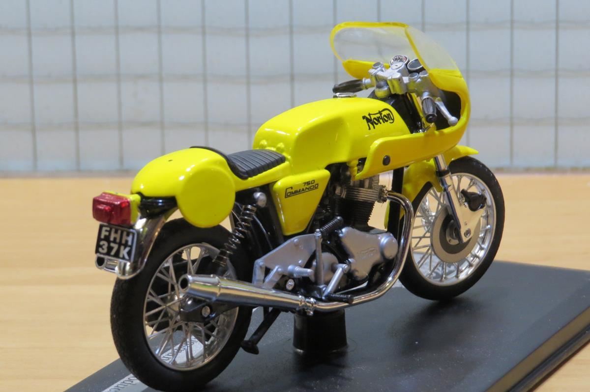 Norton Commando production racer 1:18