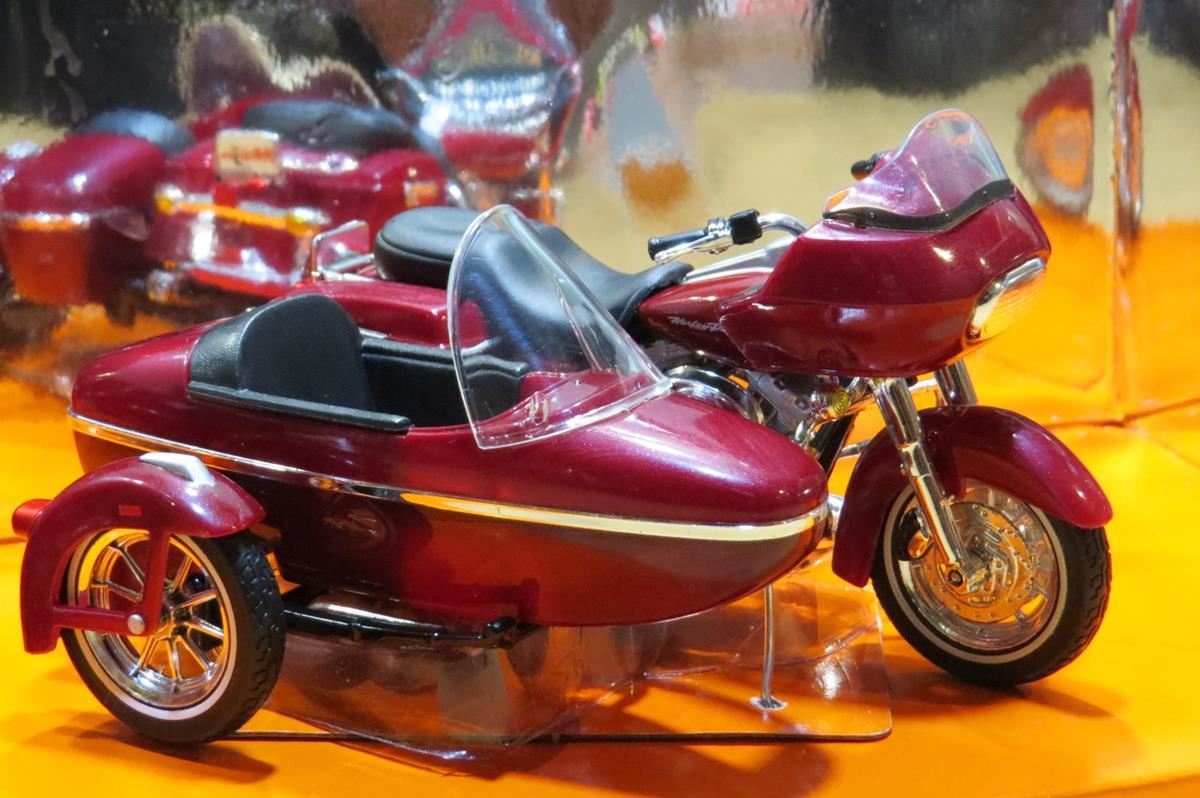 Harley Davidson panhead sidecar zijspan FLTR Road Glide 1:18