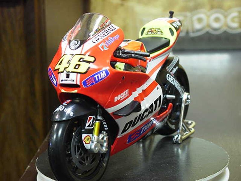 Rossi Ducati Desmosedici 2011 1:10