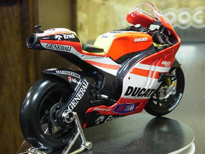 Rossi Ducati Desmosedici 2011 1:10