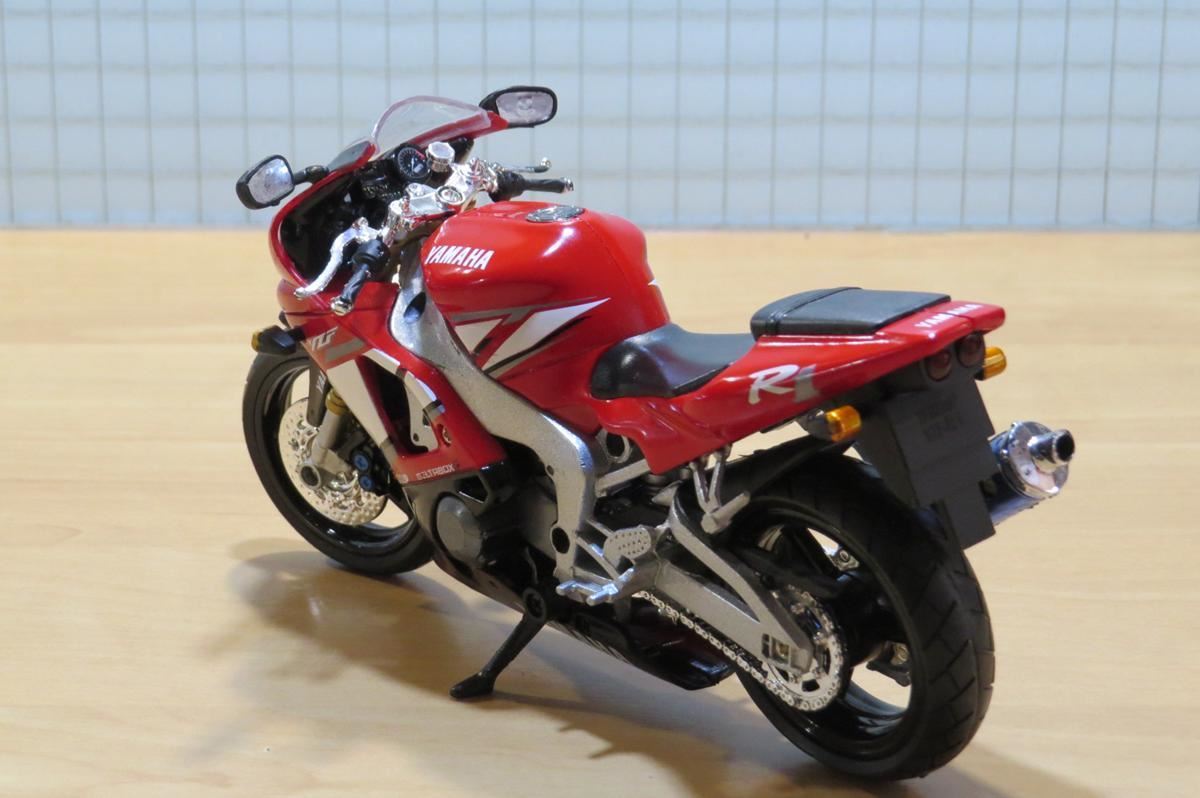 Yamaha YZF R1 1:12