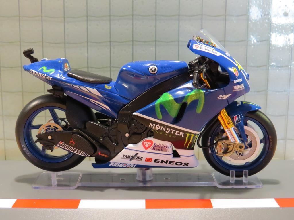 Valentino Rossi Yamaha YZR-M1 2015 1:18