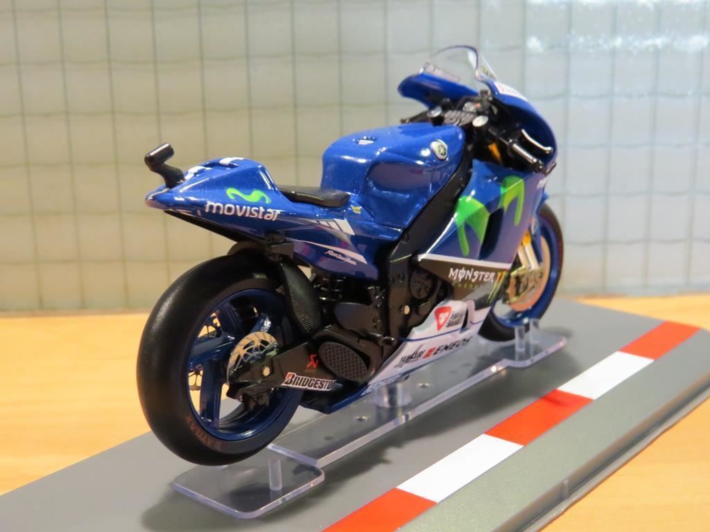 Valentino Rossi Yamaha YZR-M1 2015 1:18